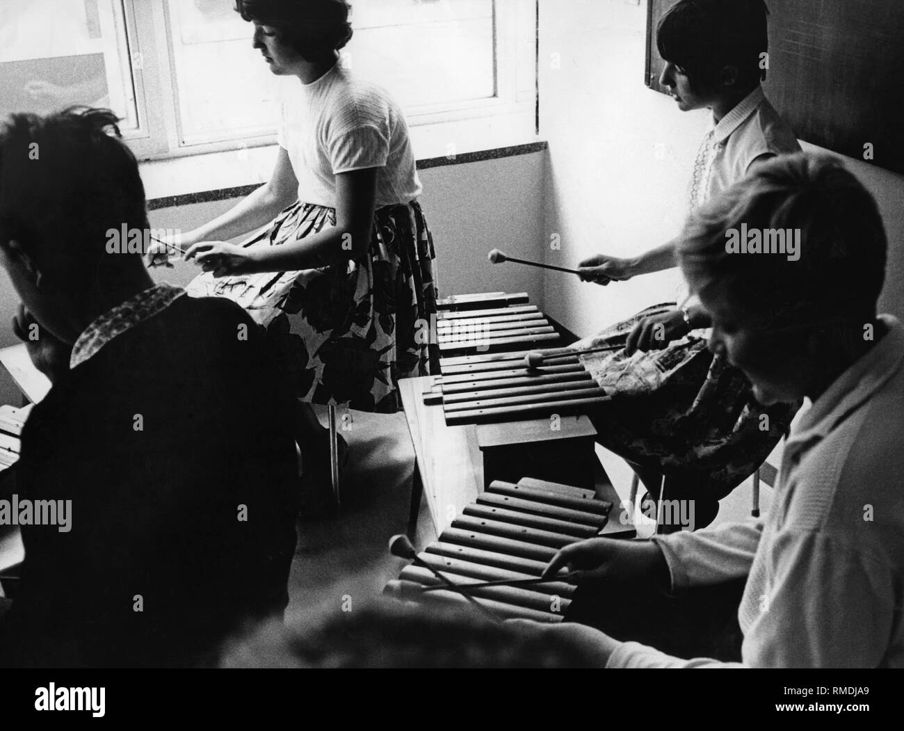 Orff approach hi-res stock photography and images - Alamy