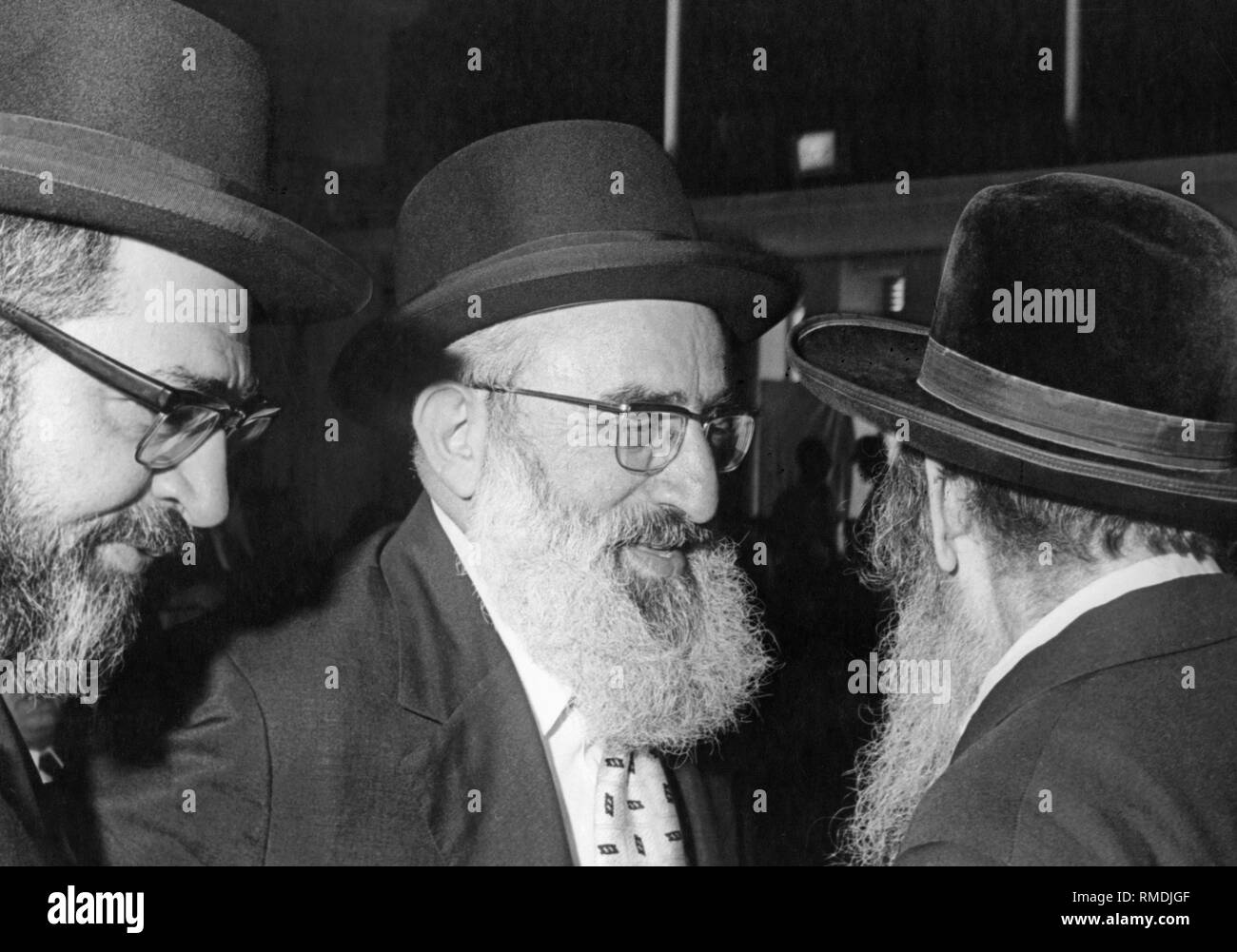 The Sephardic Chief Rabbi Ovadia Yosef and his Ashkenazi counterpart ...