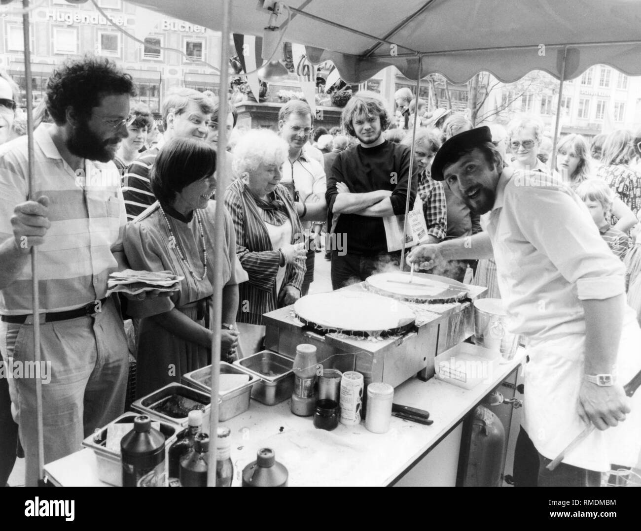 A seller prepares crepes on Marienplatz Stock Photo - Alamy
