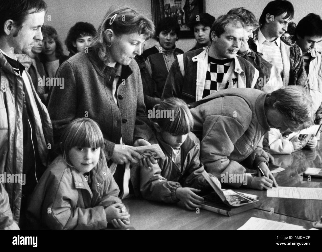 November 1989 hi-res stock photography and images - Alamy