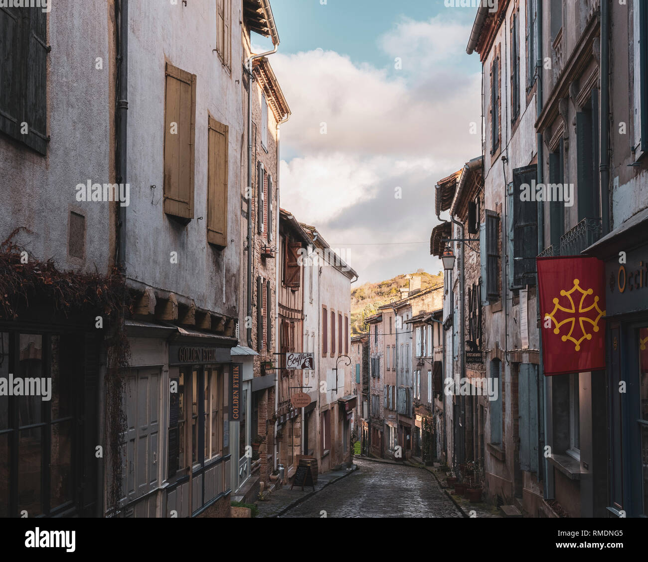 Cobbled street in Cordes-sur-Ciel in southern Franc Stock Photo - Alamy