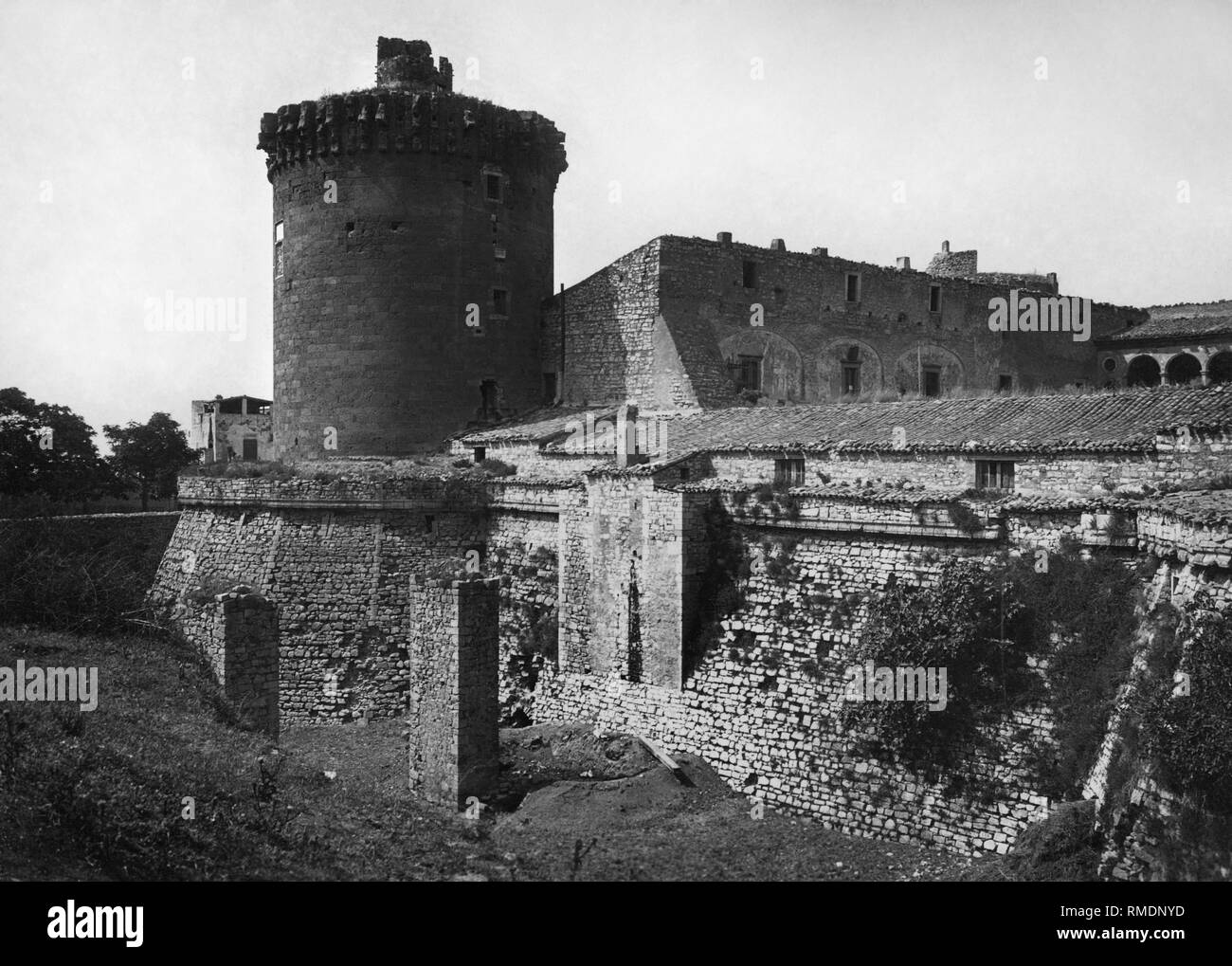 Italy, Basilicata, venosa, Aragonese Castle, 1930 Stock Photo - Alamy