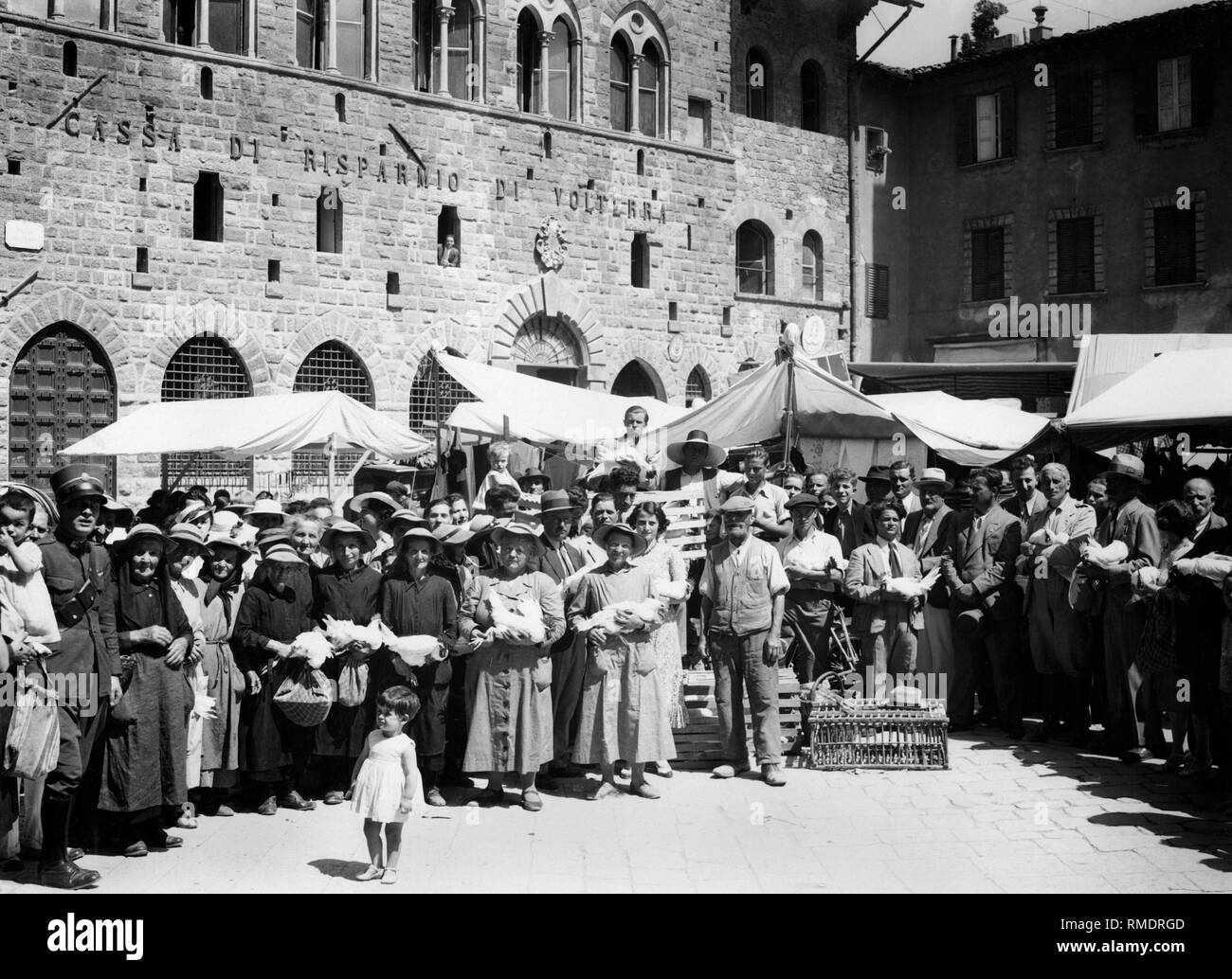 market, square, pisa, tuscany, italy 1920 1930 Stock Photo - Alamy