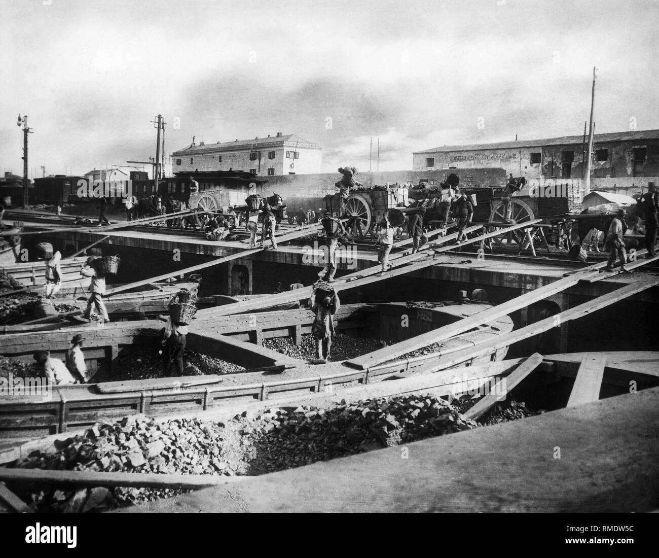 Coal boats loading hi-res stock photography and images - Alamy