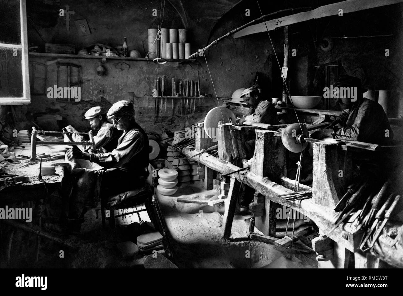 laboratory of alabaster, Volterra 1920-30 Stock Photo - Alamy