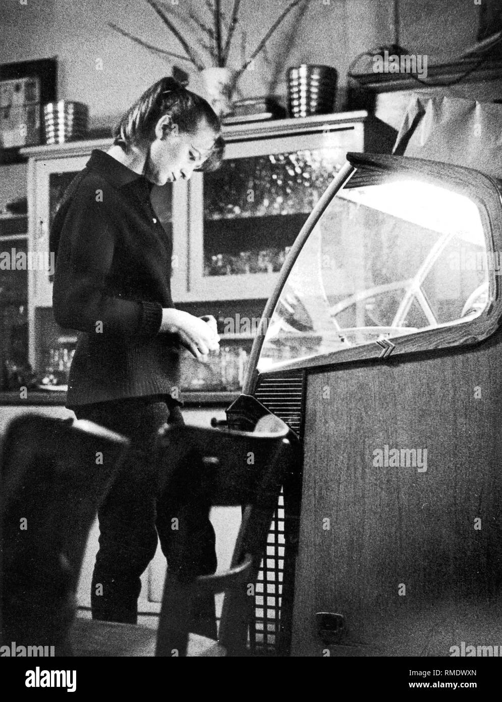 Jukebox 1960s Black and White Stock Photos & Images - Alamy