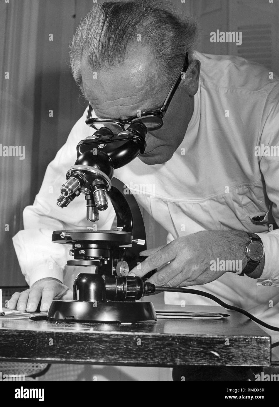 1950s laboratory hi-res stock photography and images - Alamy