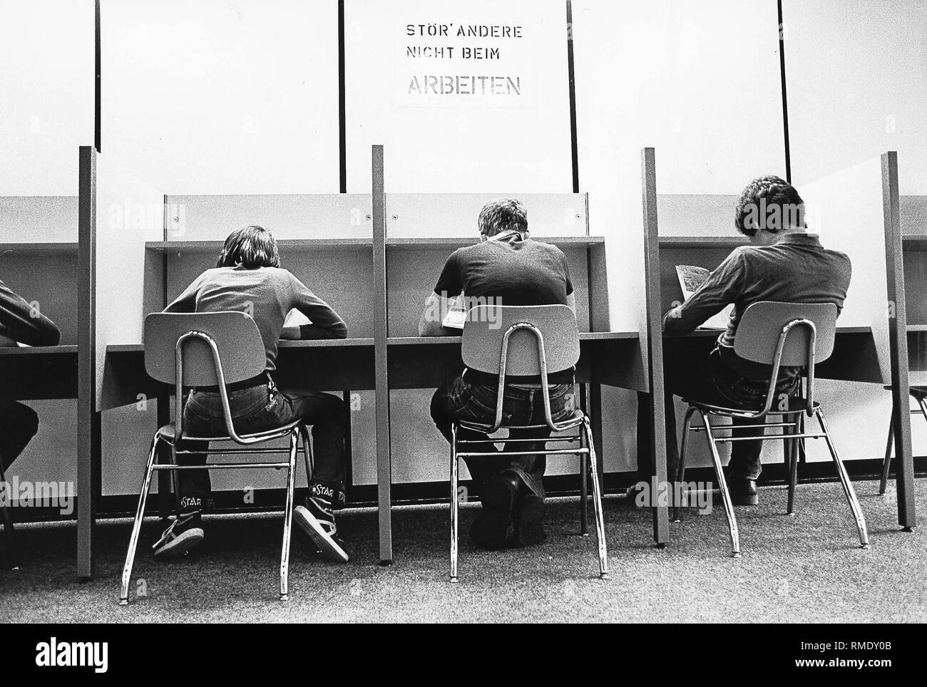Students working silently (silence classes 5-8) in the pedagogical ...