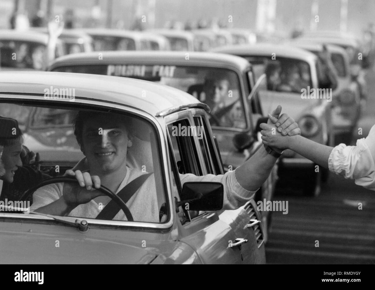 Fall of berlin wall handshake hi-res stock photography and images - Alamy