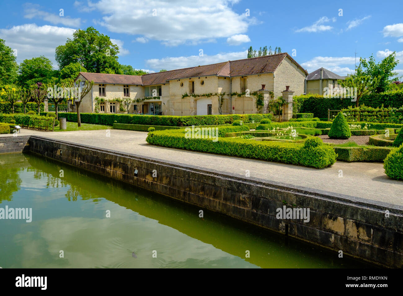 French chateau window hi-res stock photography and images - Alamy