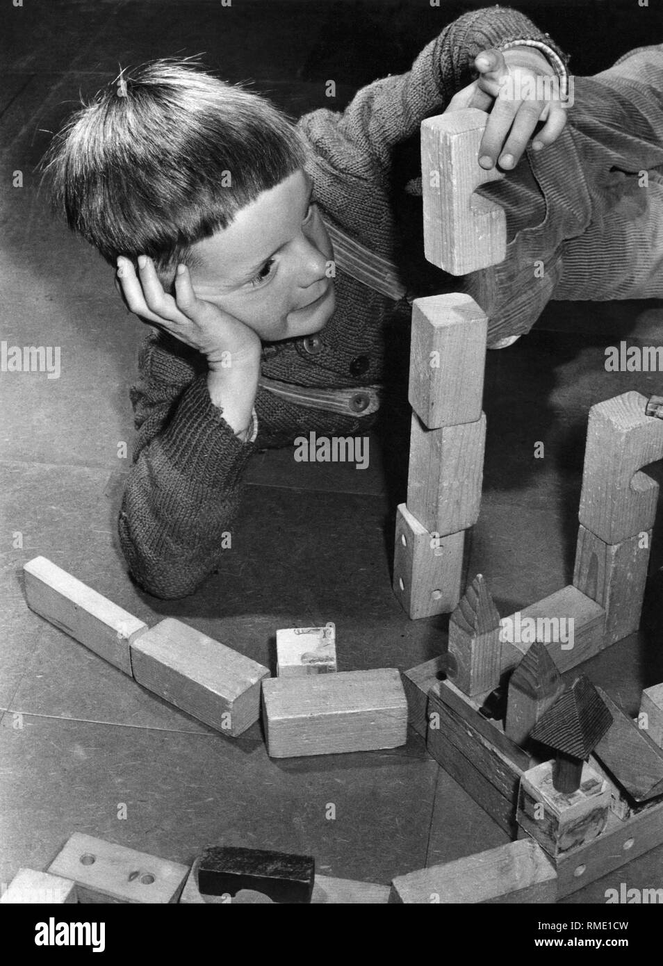 1950s boy building hi-res stock photography and images - Alamy