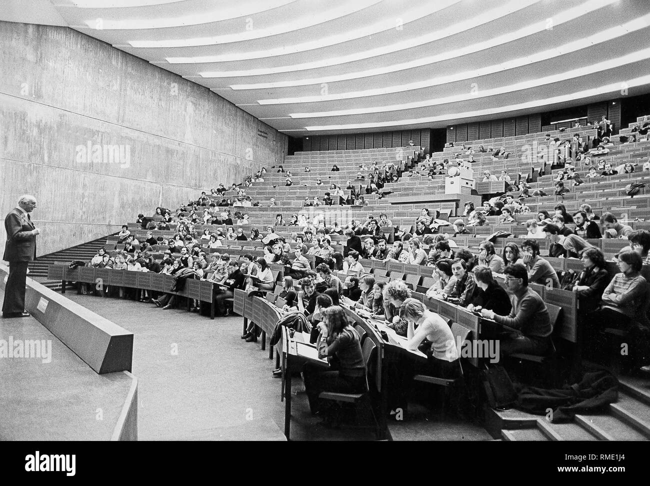 University chemistry lecture hall hi-res stock photography and images ...