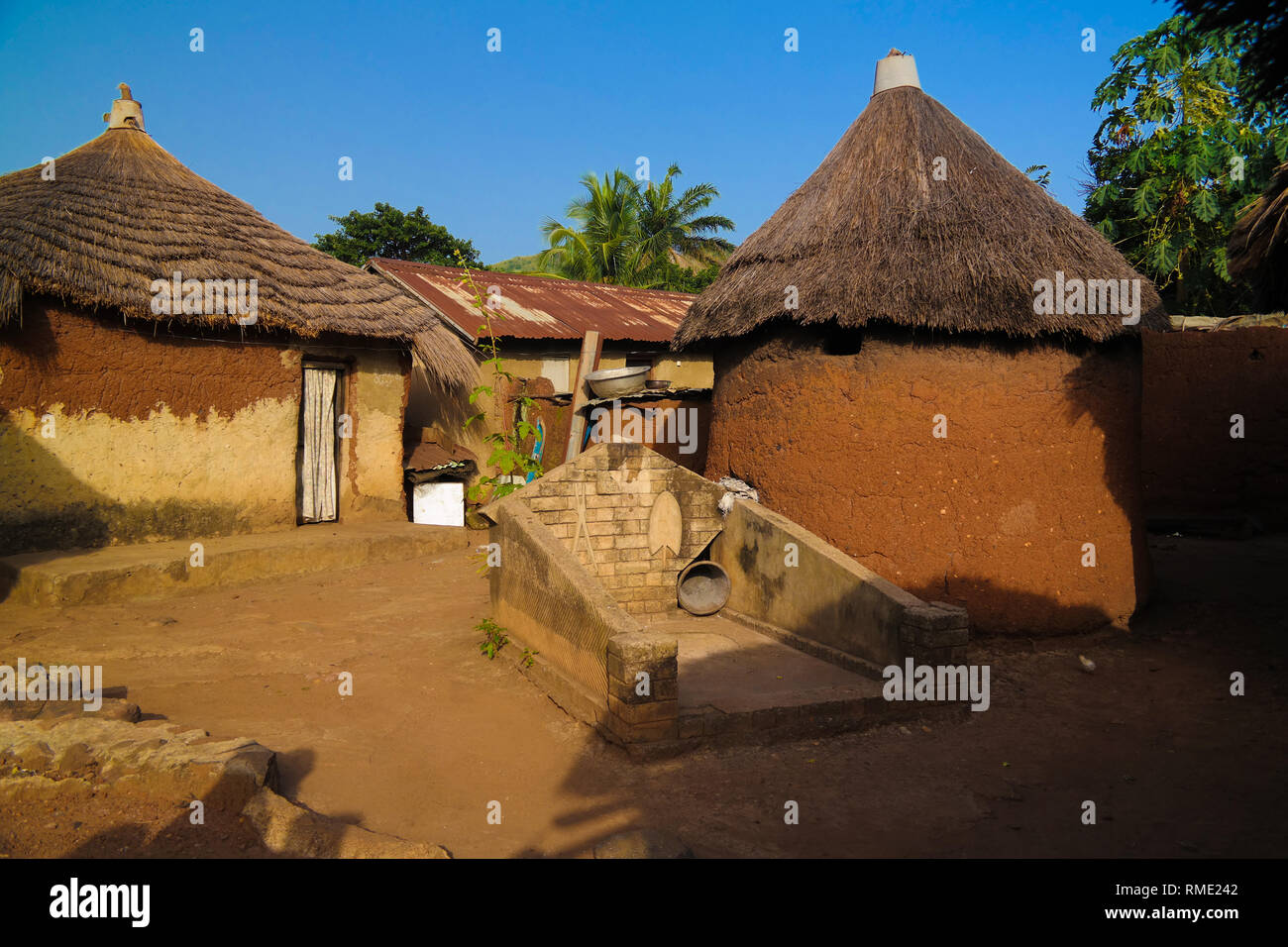 Aka africa hut hi-res stock photography and images - Alamy