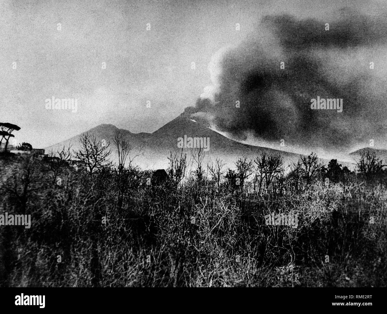service eruption of Vesuvius in April 4, 1906 Stock Photo - Alamy