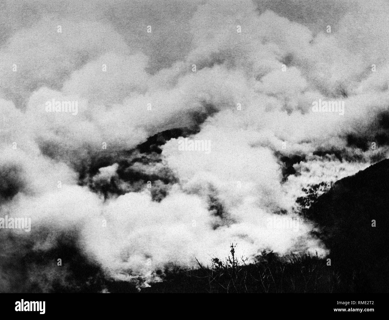 Eruption of vesuvius 1906 hi-res stock photography and images - Alamy