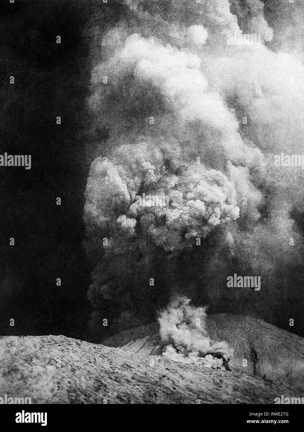 service eruption of Vesuvius in April 4, 1906 Stock Photo - Alamy