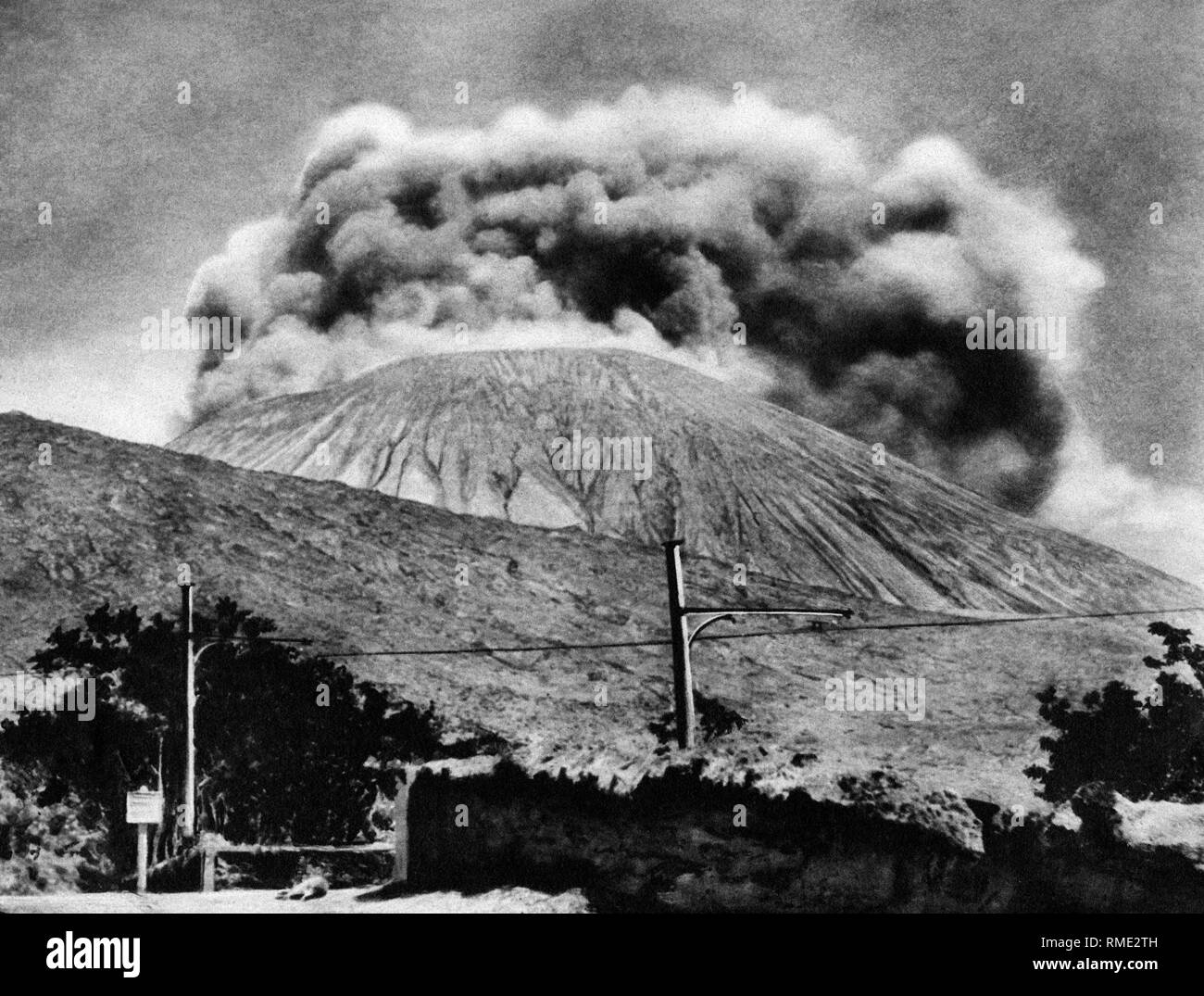 Mt vesuvius eruption Black and White Stock Photos & Images - Alamy