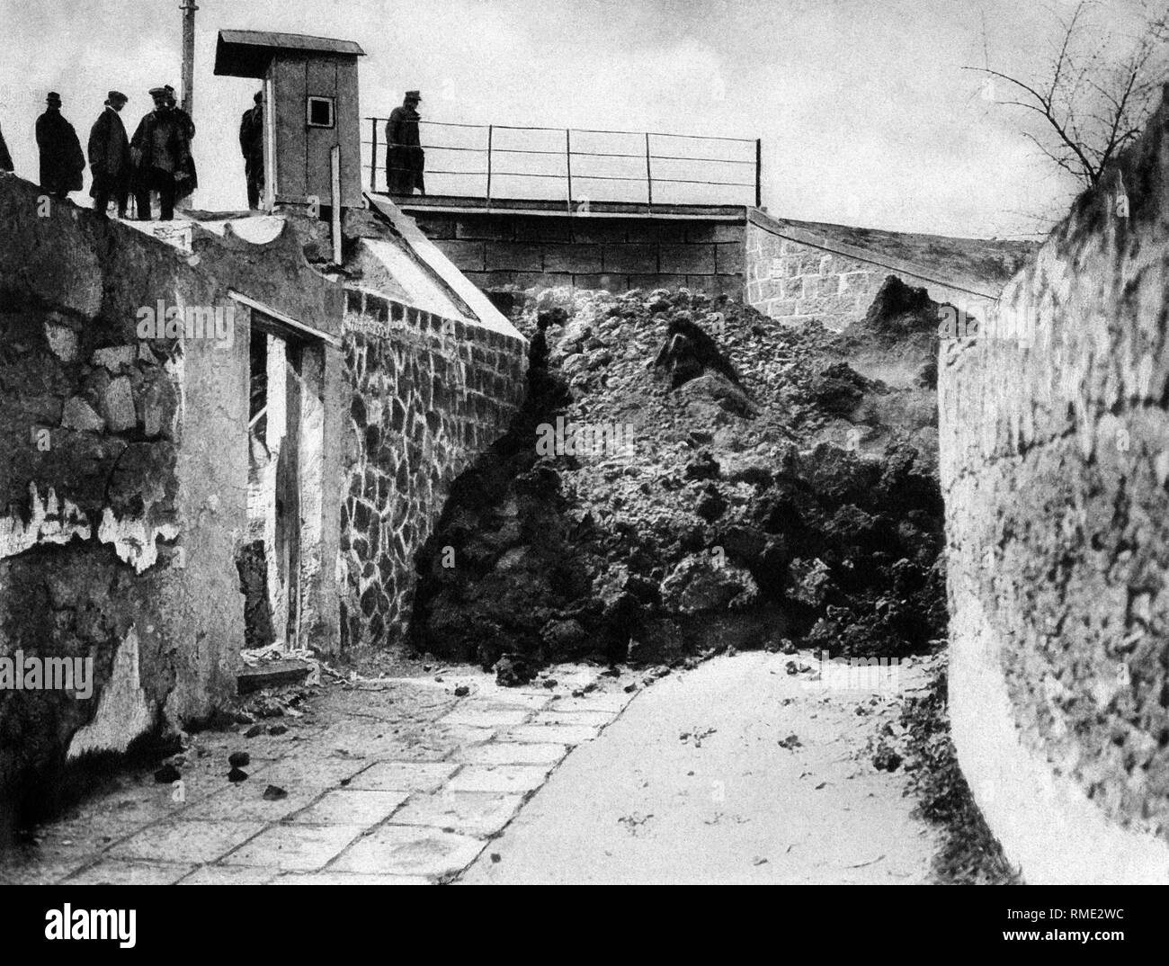 Mt vesuvius eruption Black and White Stock Photos & Images - Alamy
