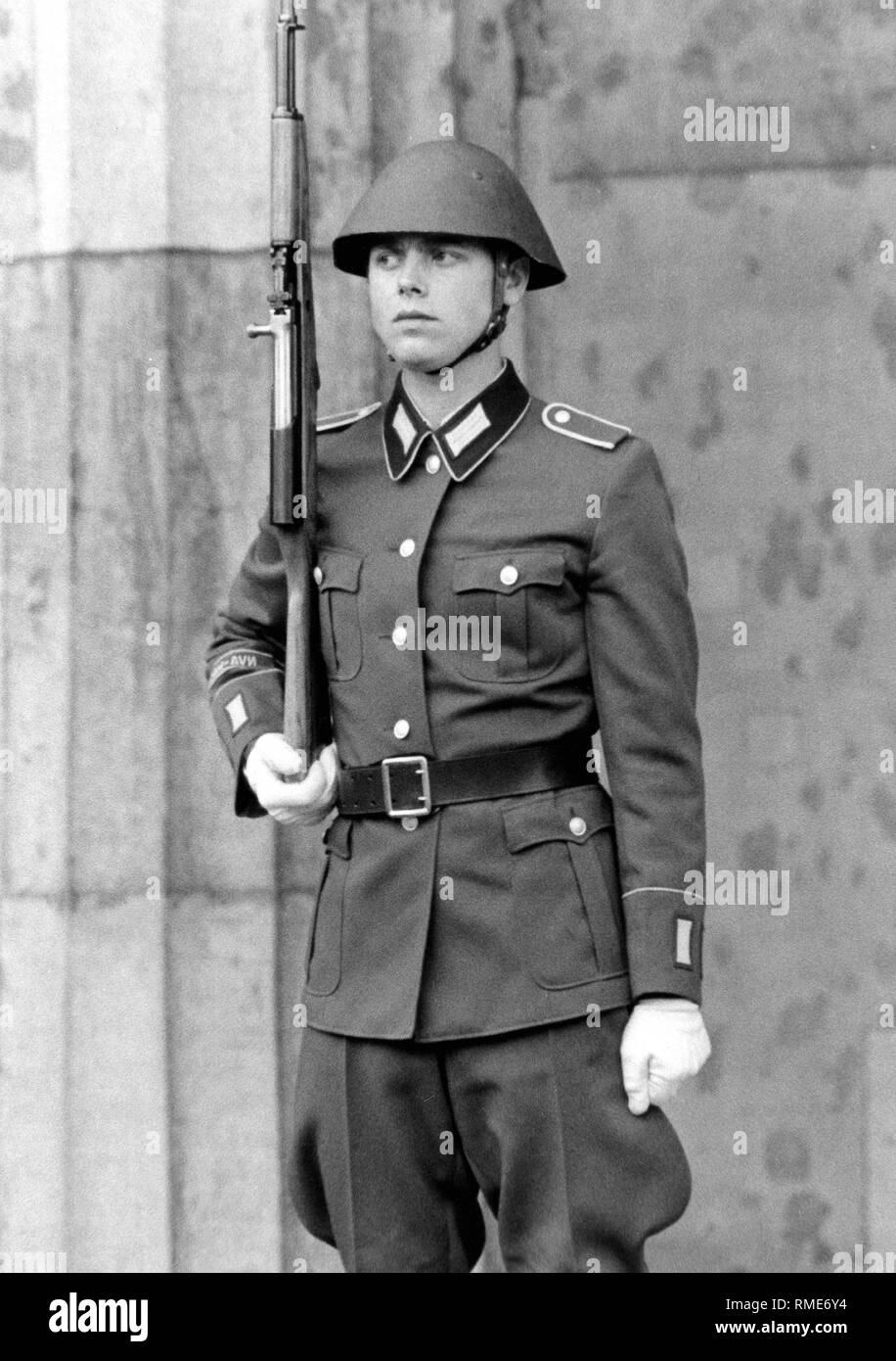 Guard of the GDR army in front of the Neue Wache on the boulevard ...