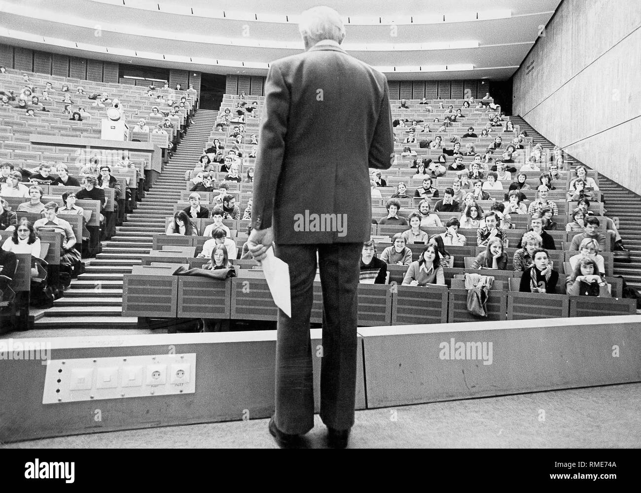 Science lecture hall hi-res stock photography and images - Alamy