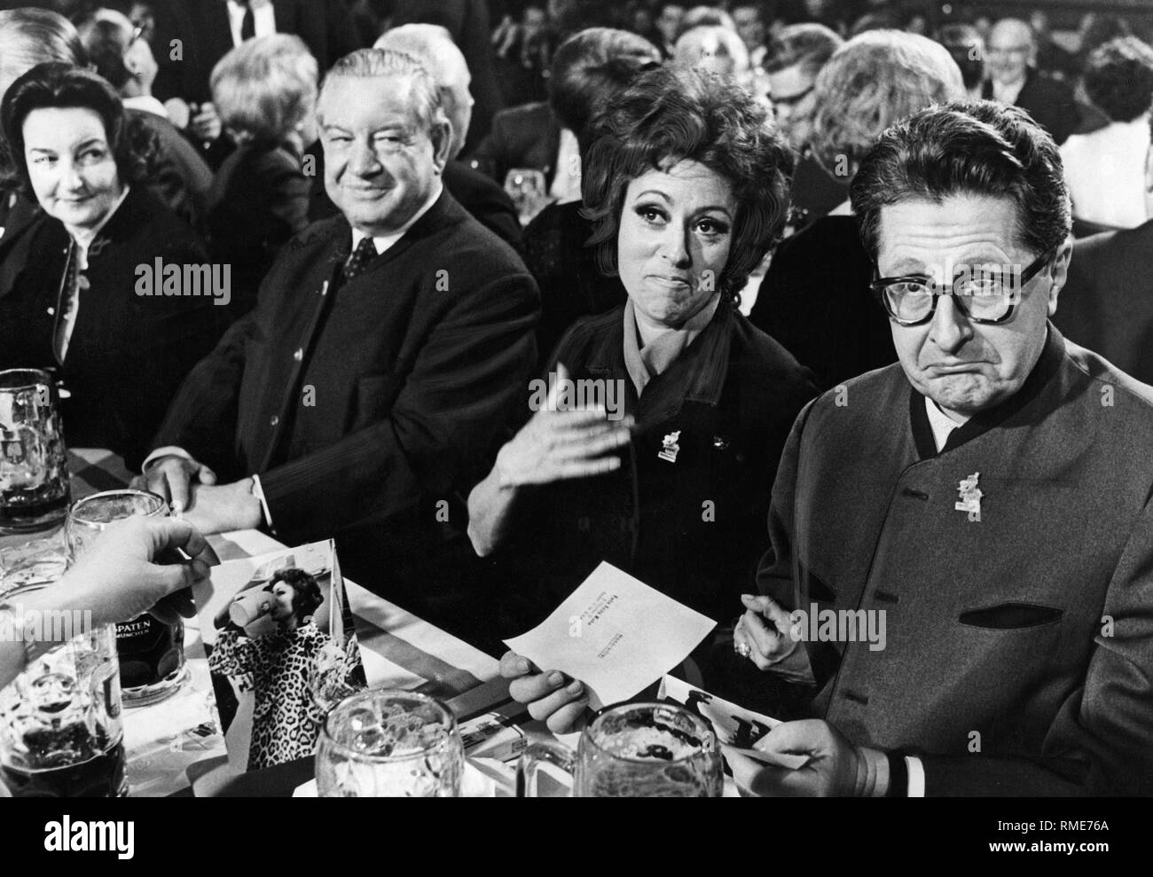 Mayor of Munich Hans-Jochen Vogel (right) with Schlager singer Catarina ...