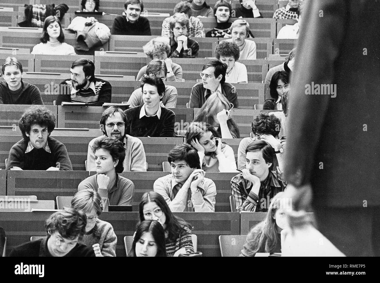 University chemistry lecture hall Black and White Stock Photos & Images ...