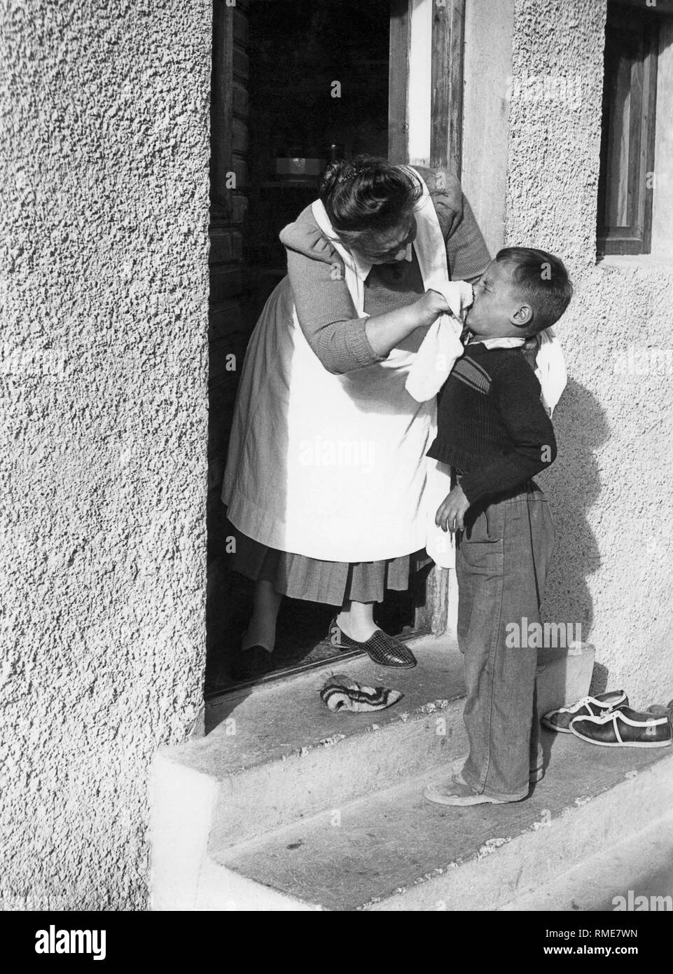 1950s woman cleaning hi-res stock photography and images - Alamy
