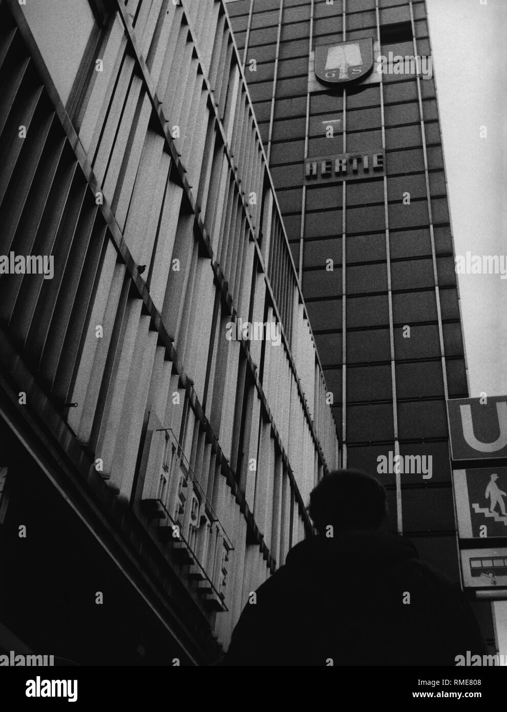 Shopping center Hertie at the Leopoldstrasse in Munich, March 1990 ...