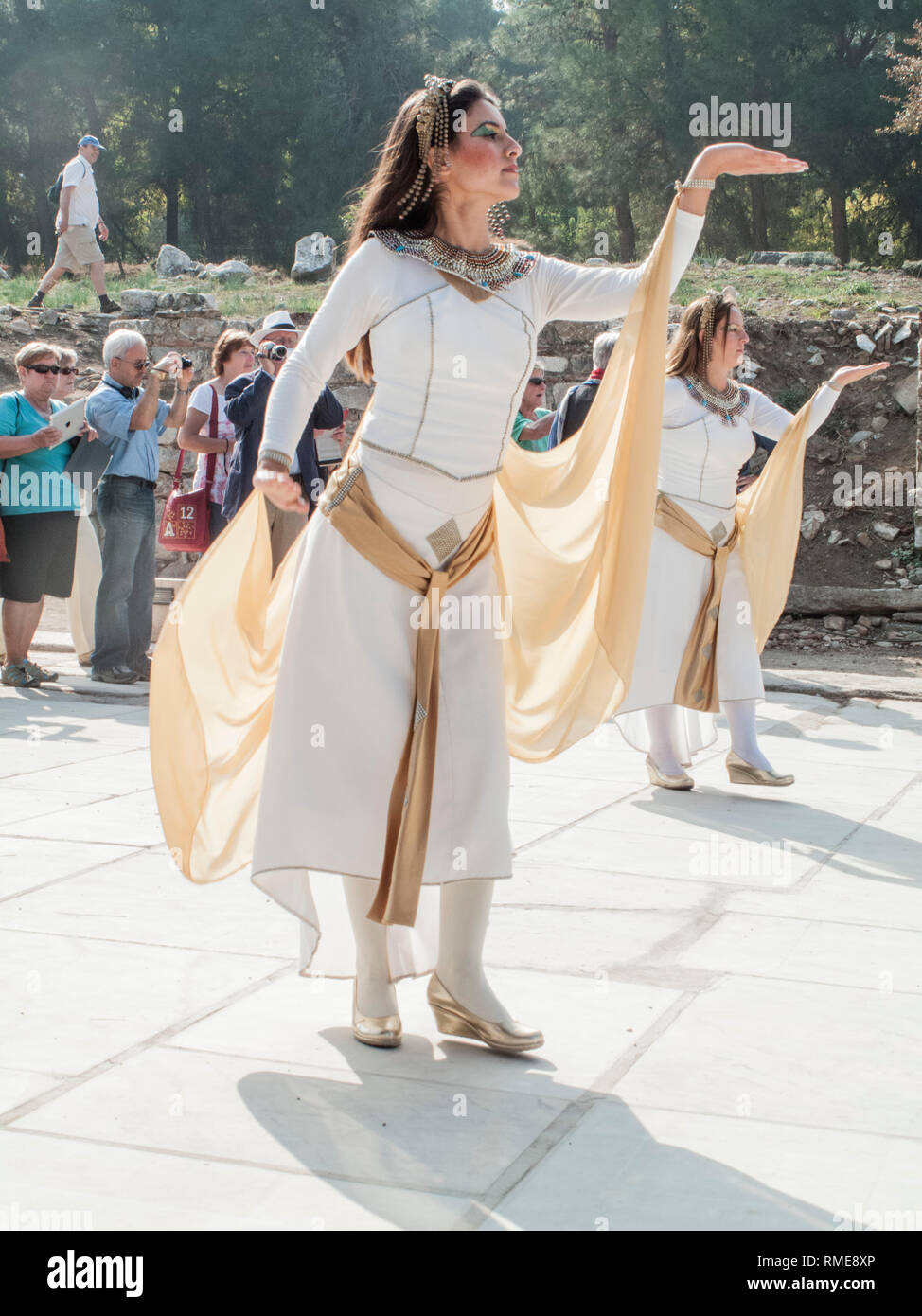 Turkish folk dance hi-res stock photography and images - Alamy