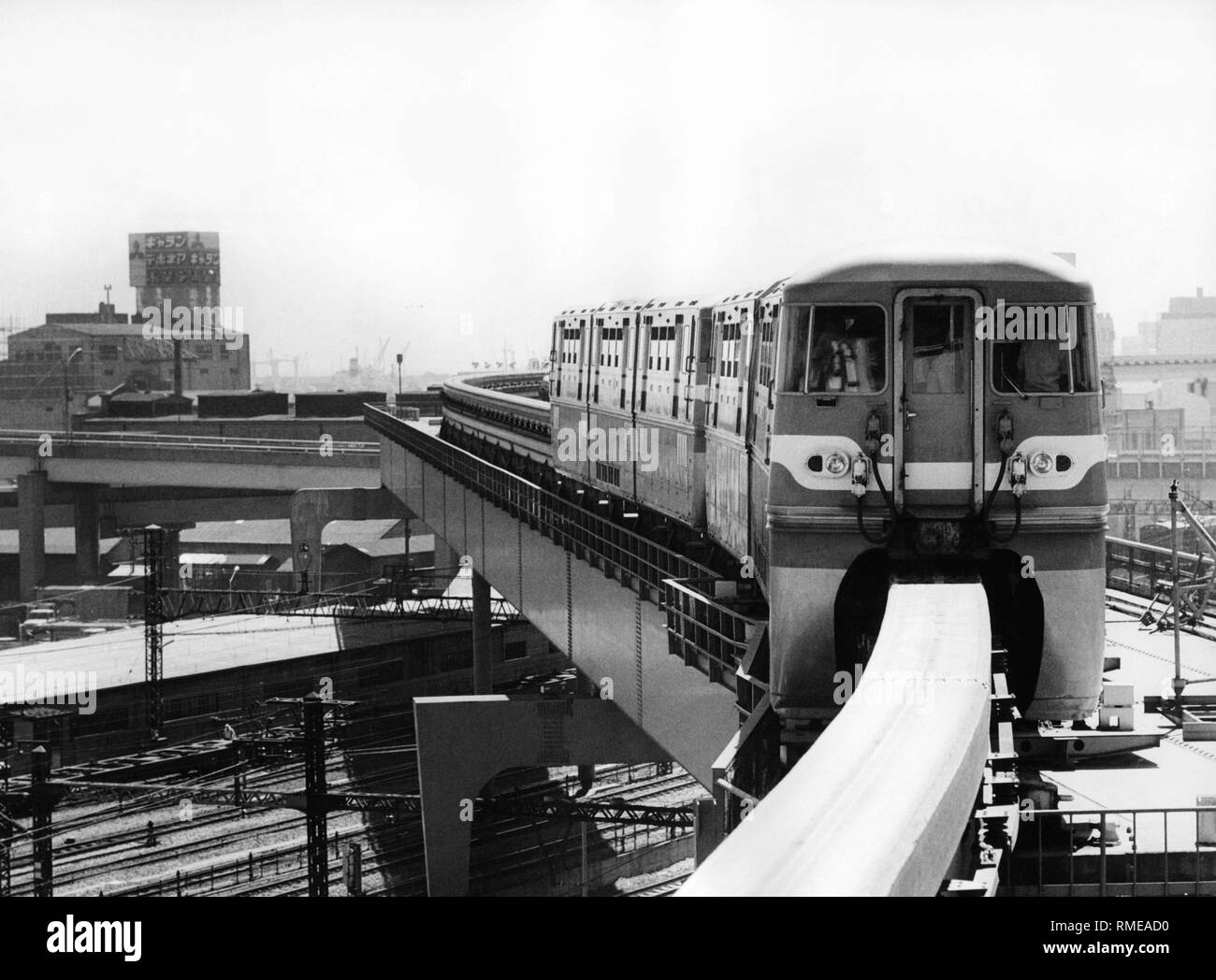 Elevated monorail Black and White Stock Photos & Images - Alamy