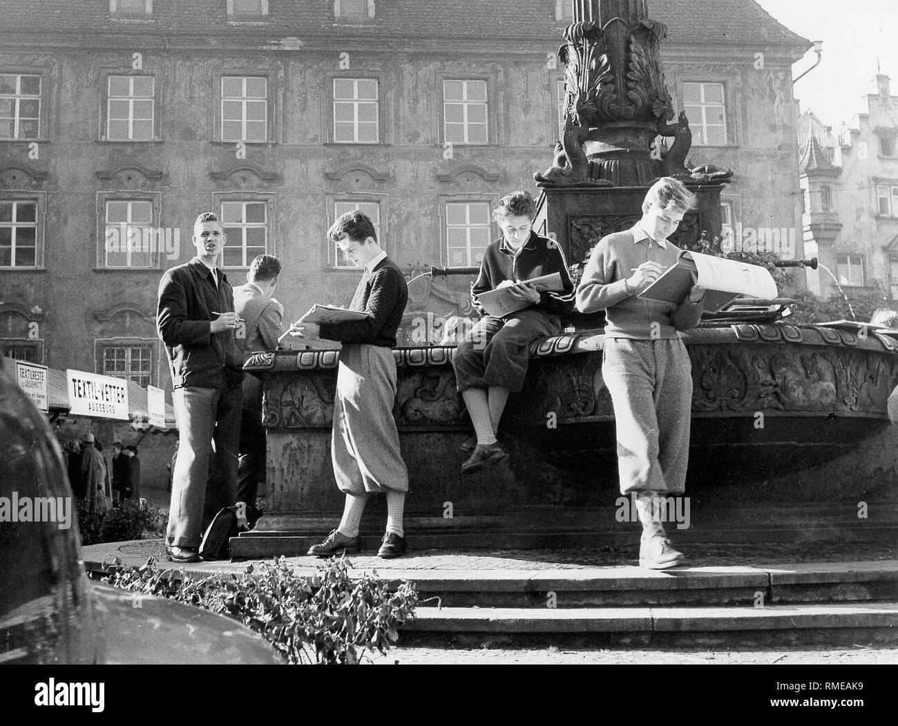 Life Drawing Class Historical High Resolution Stock Photography and ...