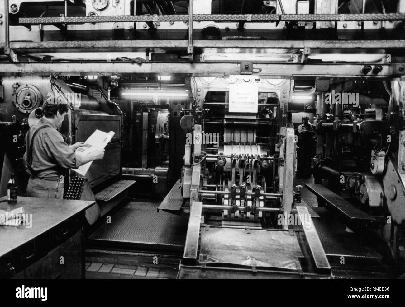 Newspaper rotary printing machine hi-res stock photography and images ...