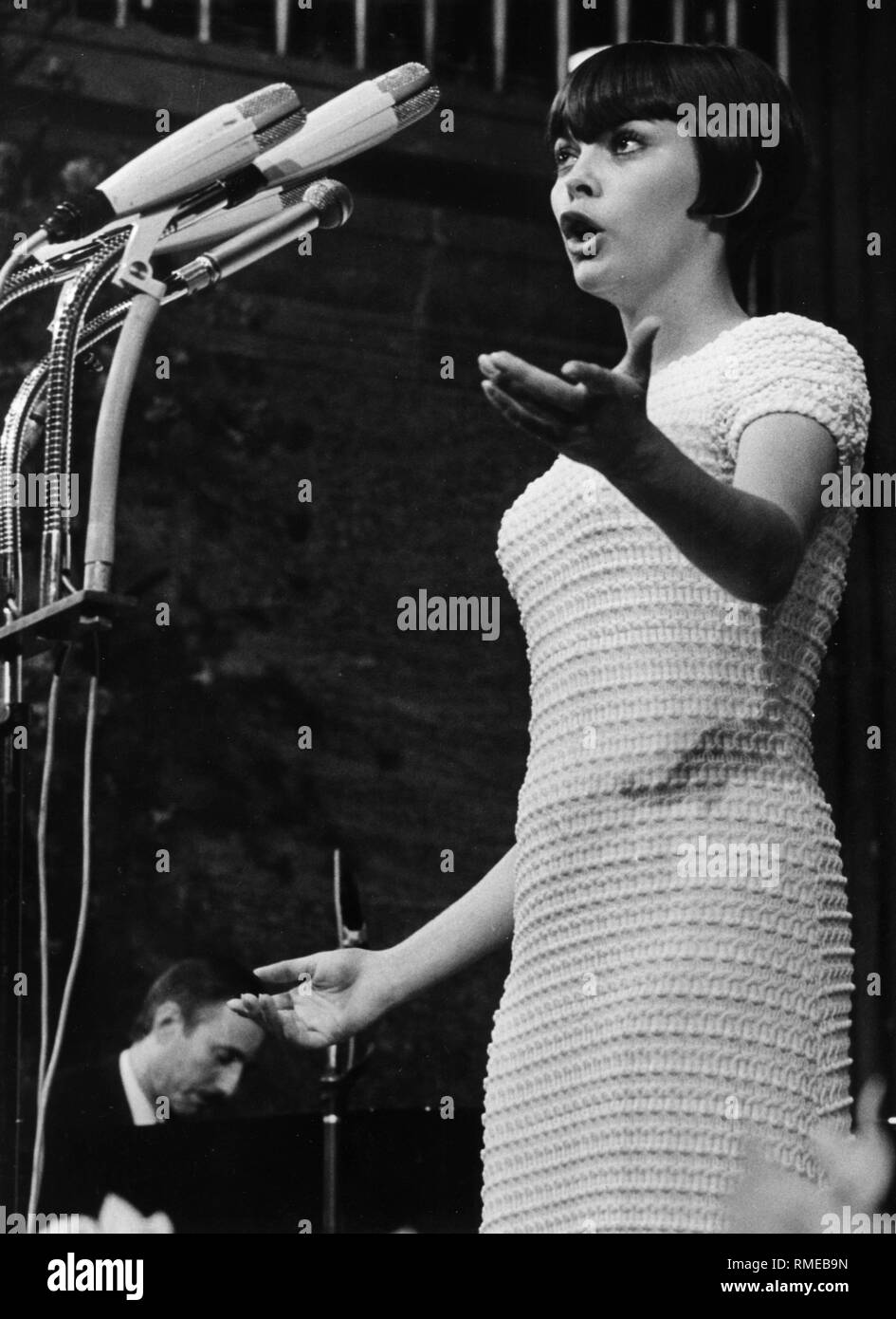Sing 60s High Resolution Stock Photography and Images - Alamy