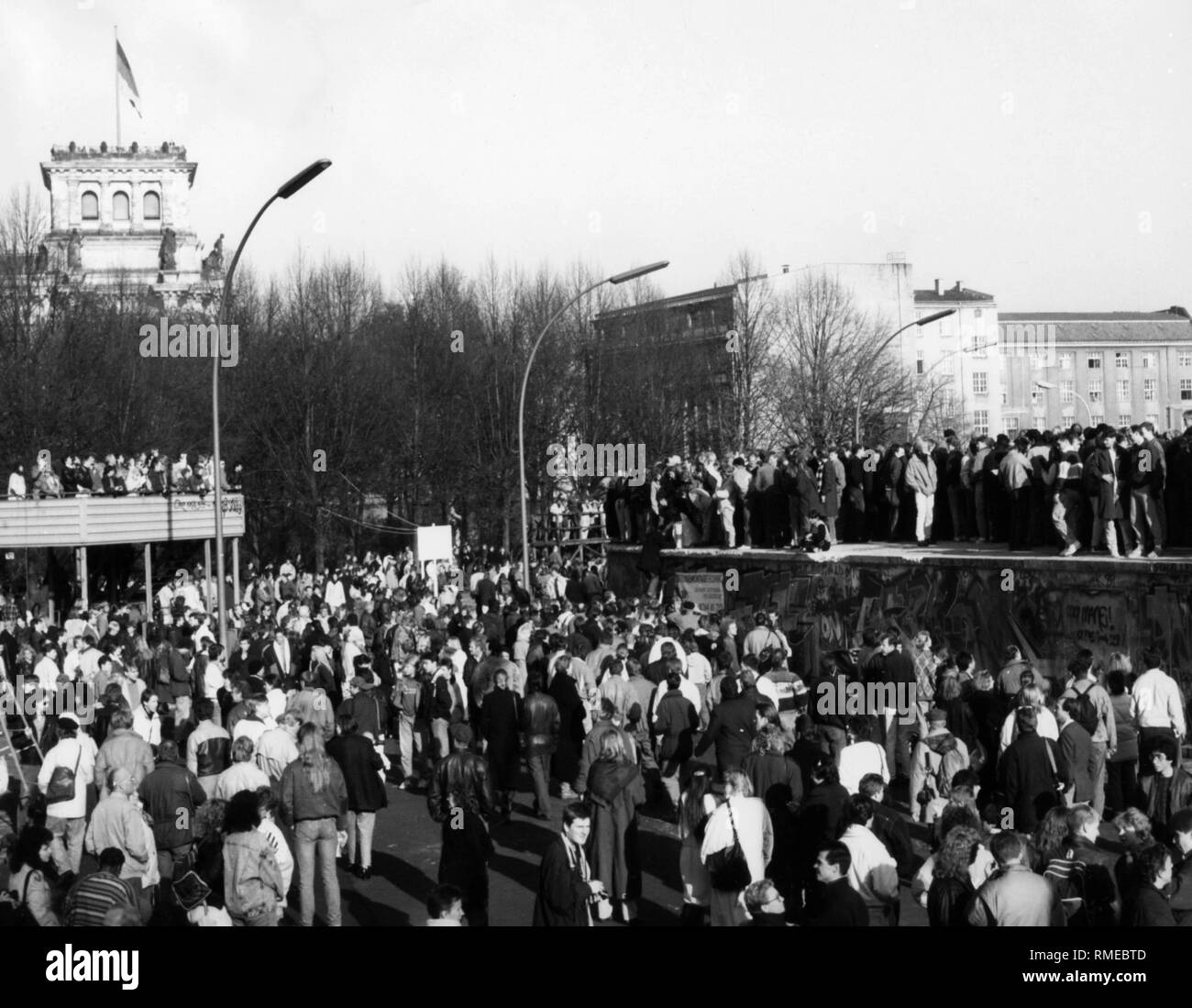 The Brandenburg Gate in the morning after the fall of the Berlin Wall ...