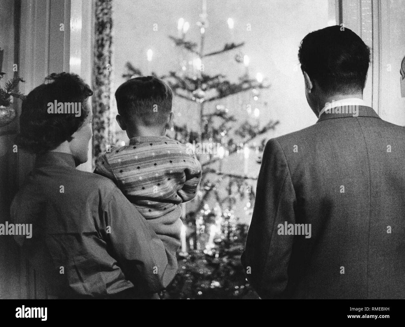1950s christmas family tree hi-res stock photography and images - Alamy