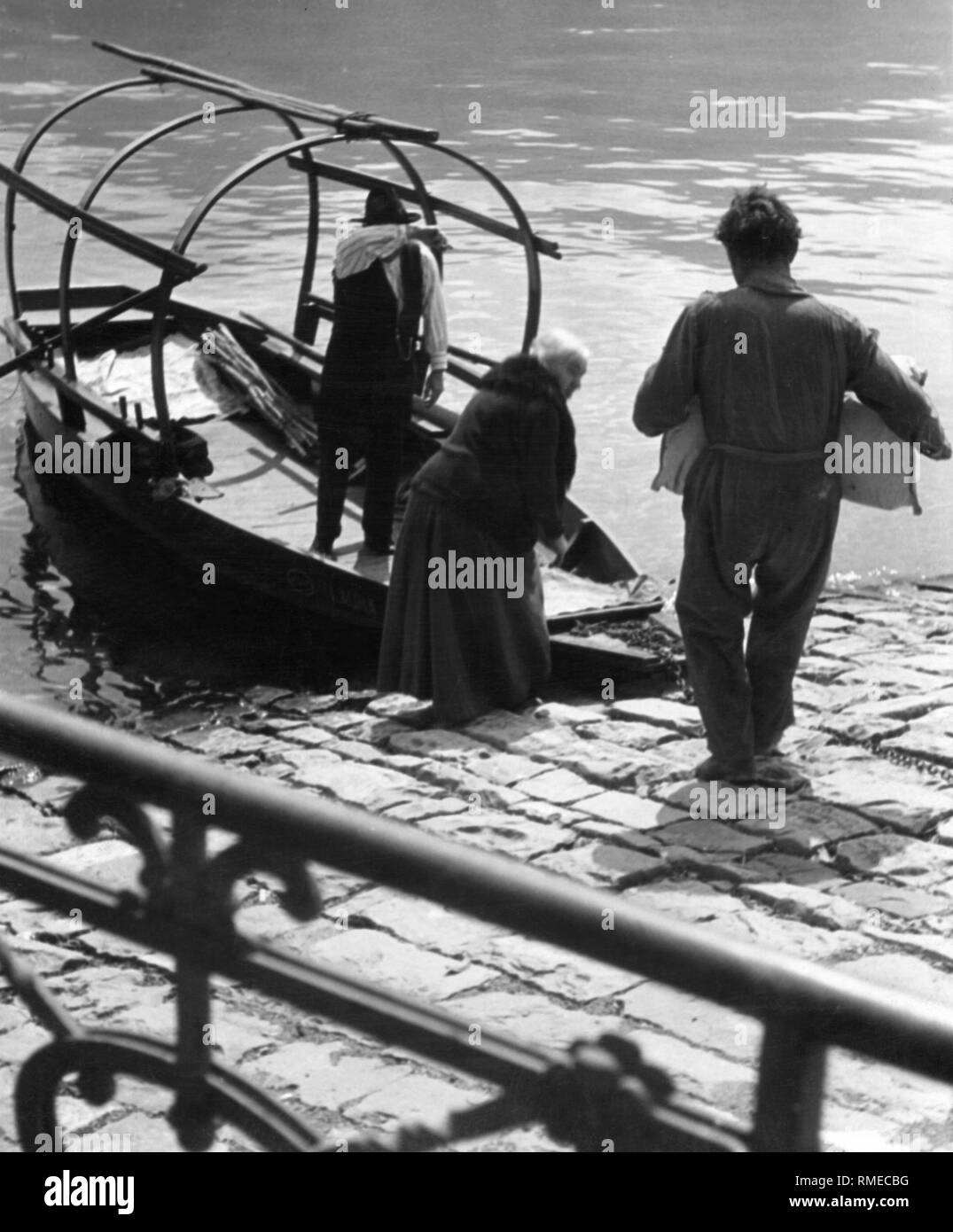 Load boat load boat Black and White Stock Photos & Images - Alamy