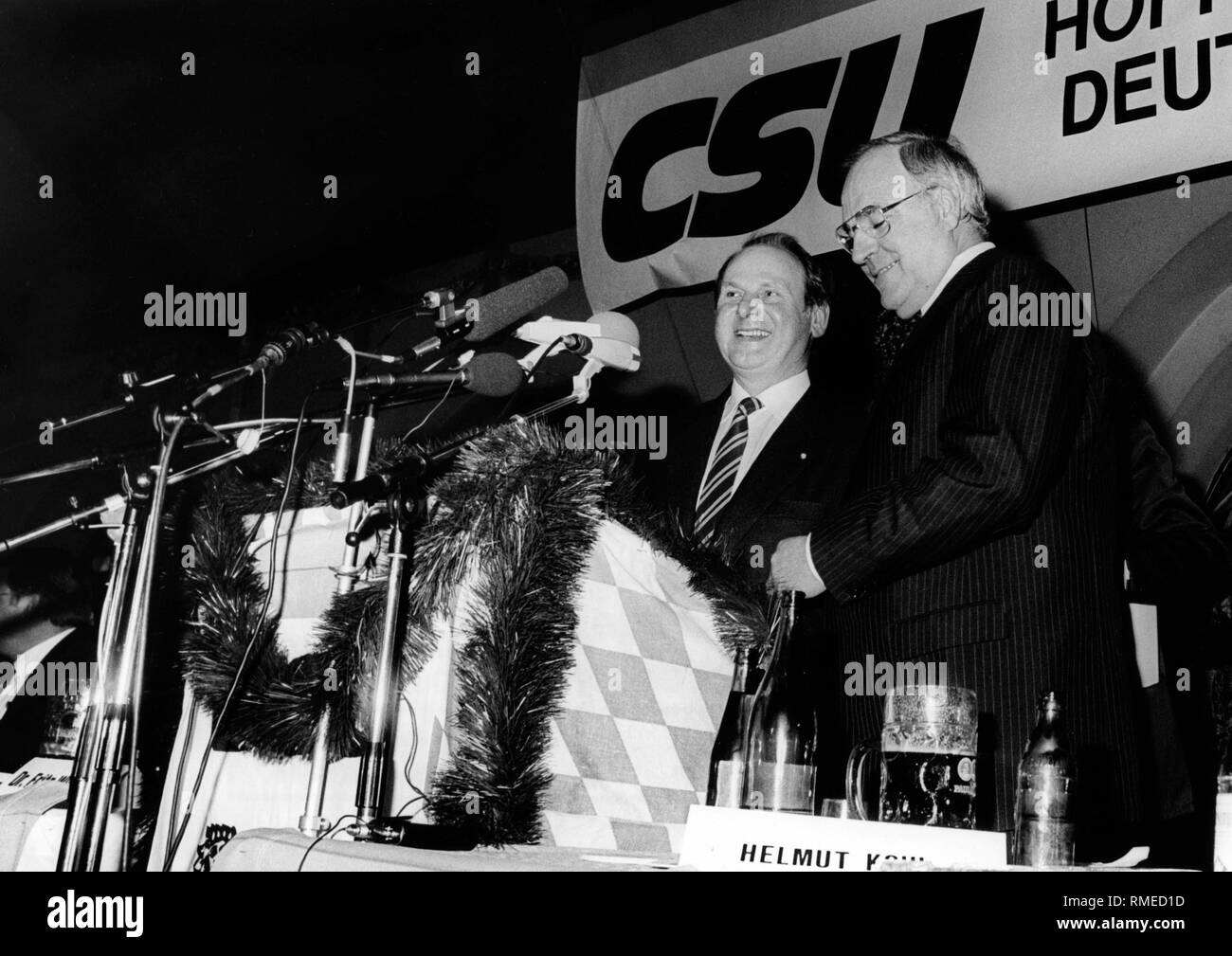 Federal Chancellor Helmut Kohl (right, CDU) and the Munich Lord Mayor ...