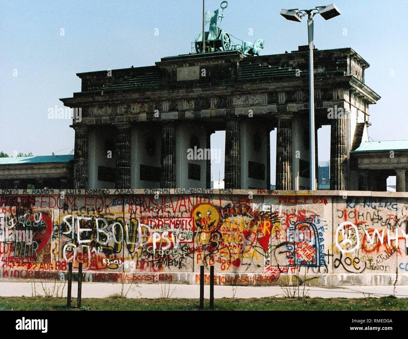 Berlin wall and brandenburg gate berlin hi-res stock photography and ...
