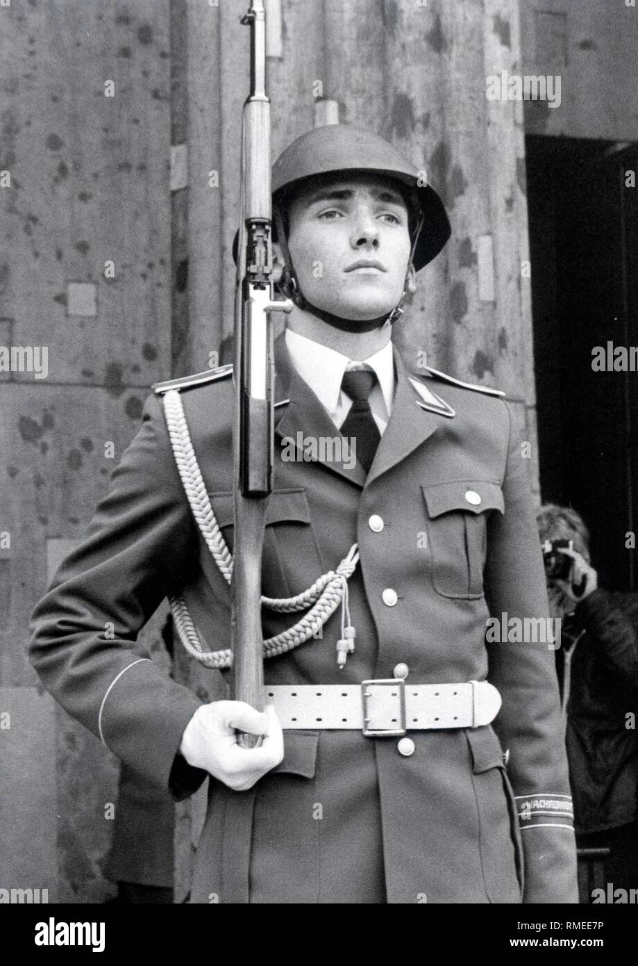 Guard of the GDR army in front of the Neue Wache on the boulevard ...