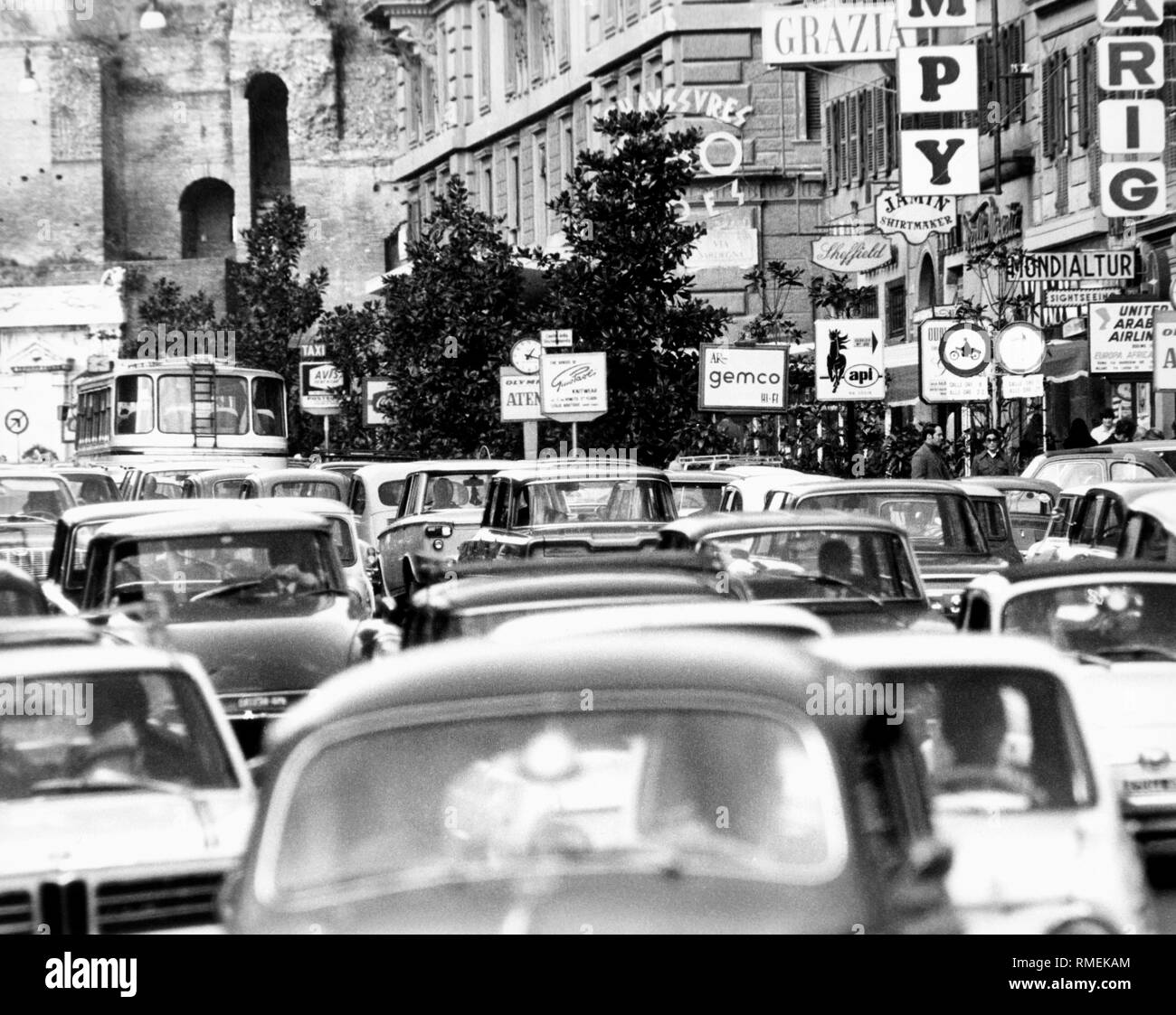 Rome traffic jam Black and White Stock Photos & Images - Alamy