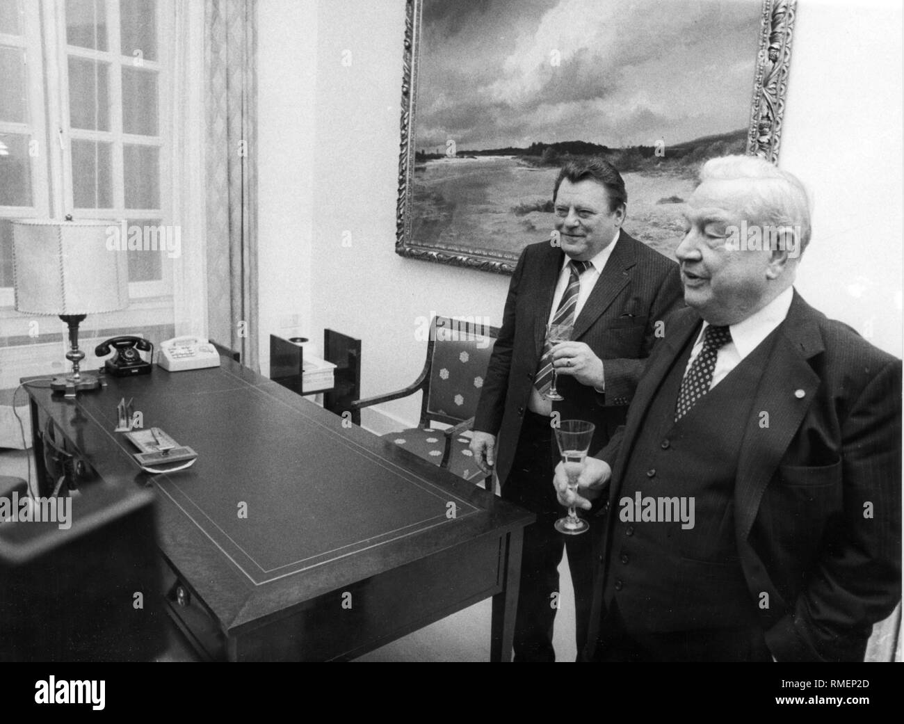 Alfons Goppel, former Bavarian Minister President, passes the office to ...