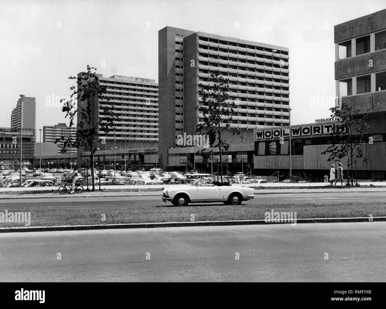 Shopping mall munich Black and White Stock Photos & Images - Alamy