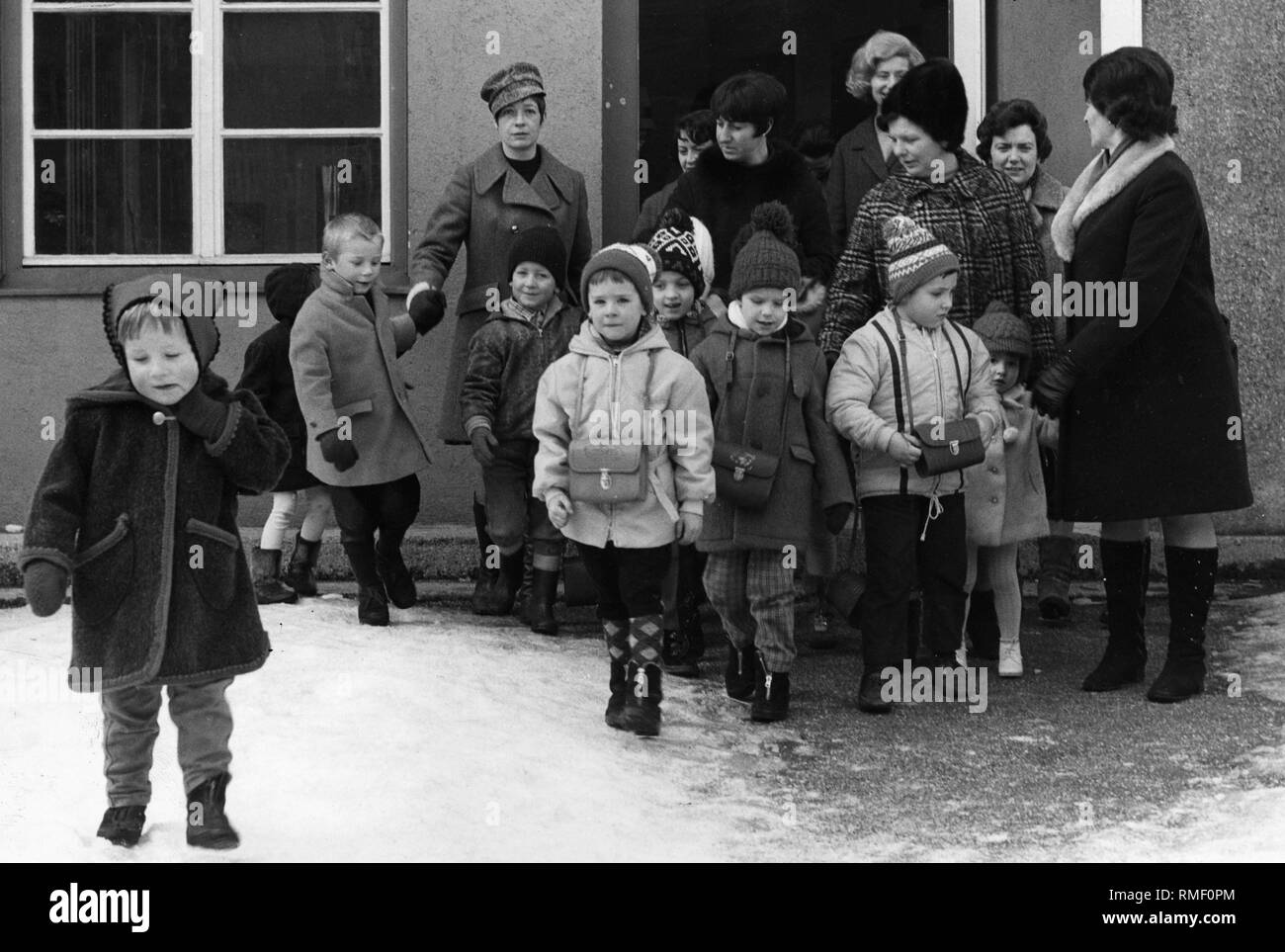 Mothers pick up their children from kindergarten Stock Photo - Alamy