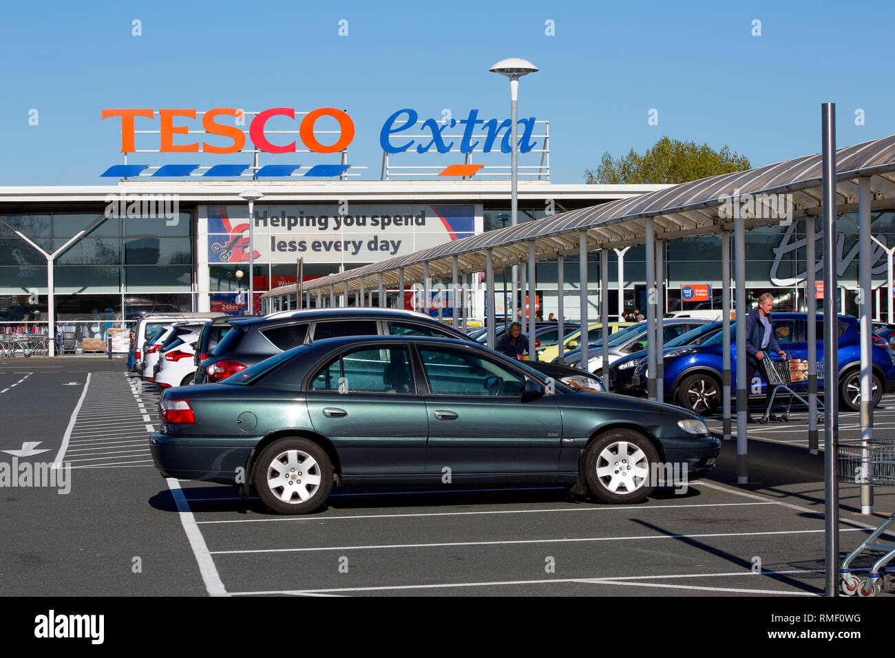 Tesco supermarket roof sign hi-res stock photography and images - Alamy