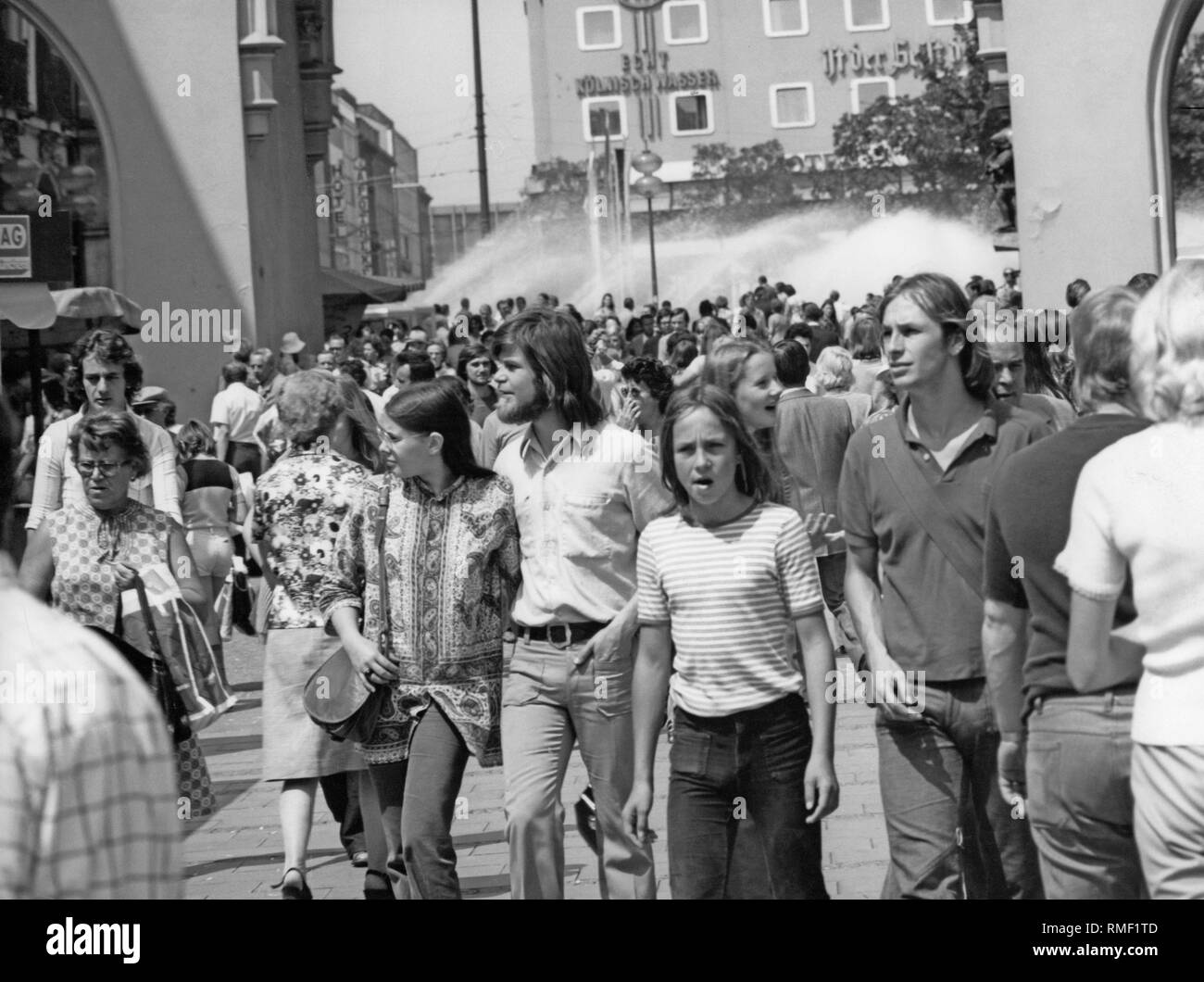 Among the many passers-by in the pedestrian zone at the Stachus in ...