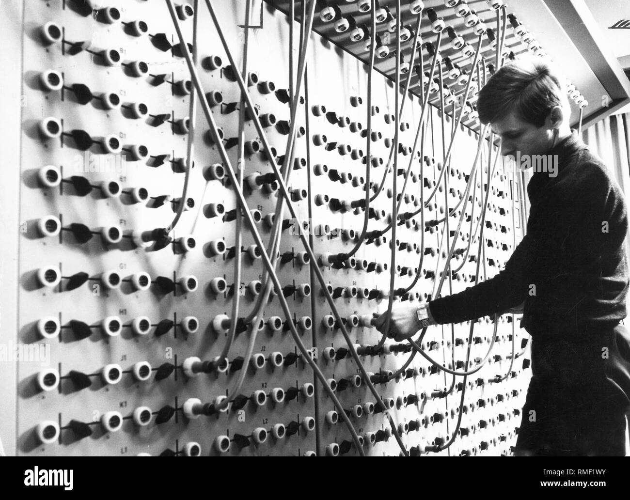 Tv station technician hi-res stock photography and images - Alamy