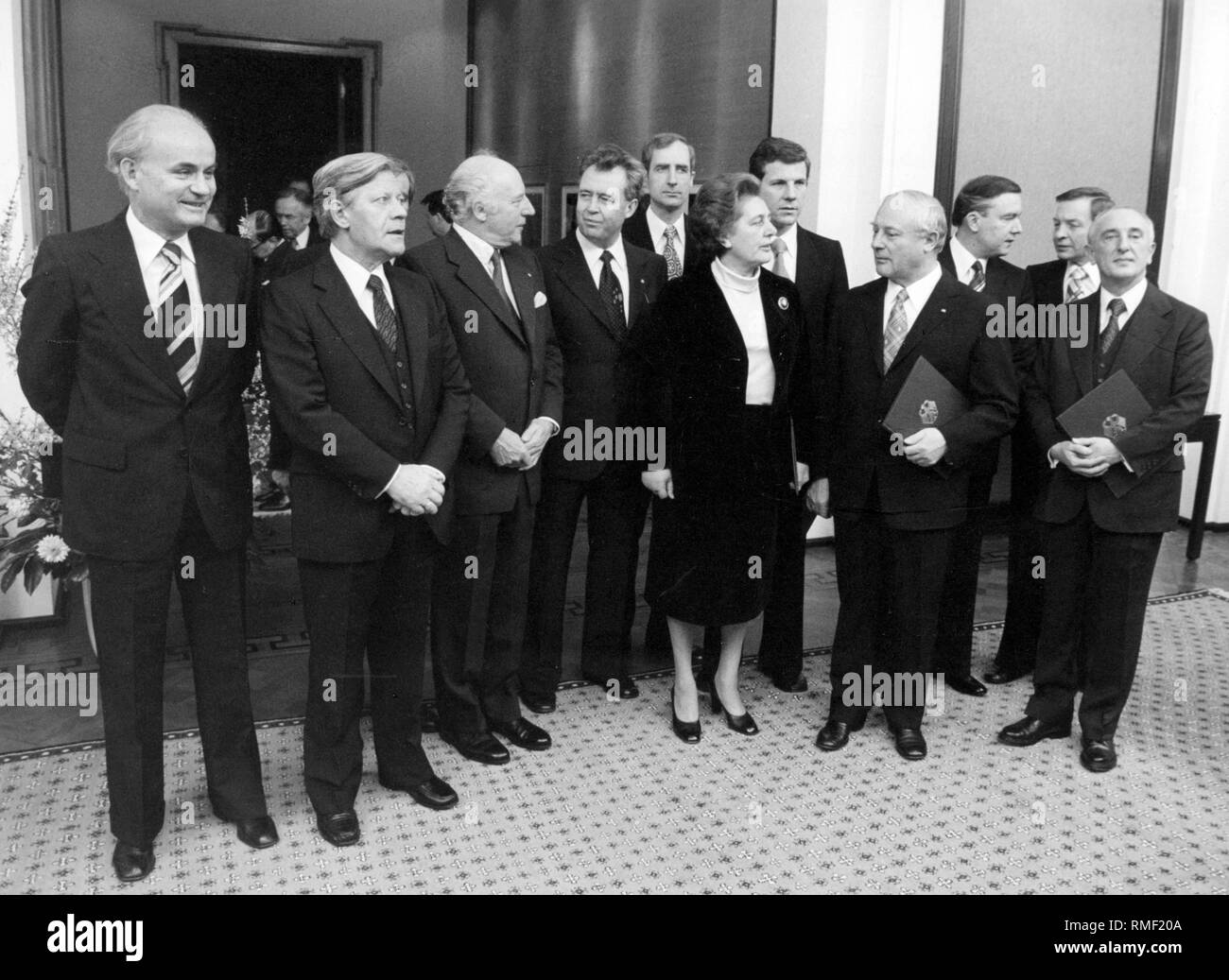 German President Walter Scheel presents to the Federal President the ...