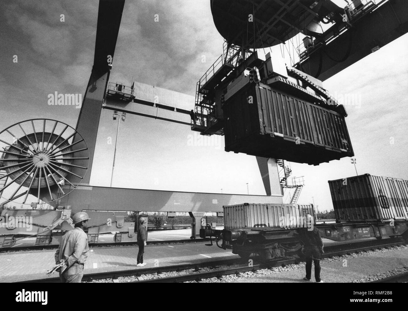 Rail Transfer Crane High Resolution Stock Photography and Images - Alamy