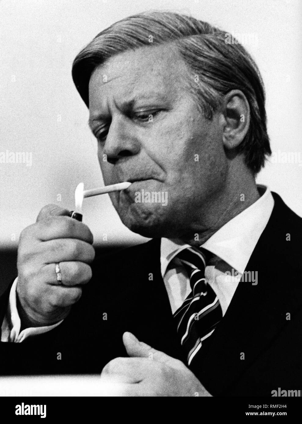 Chancellor Helmut Schmidt lighting a cigarette Stock Photo - Alamy