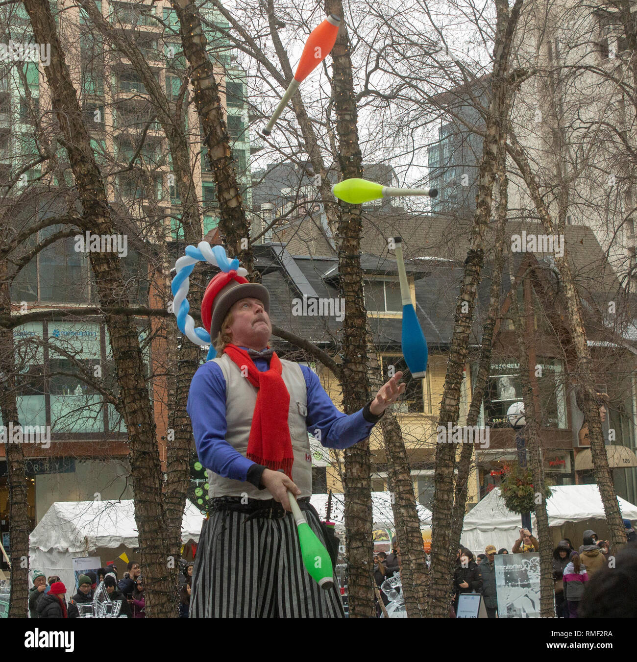 Performer juggling hi-res stock photography and images - Alamy